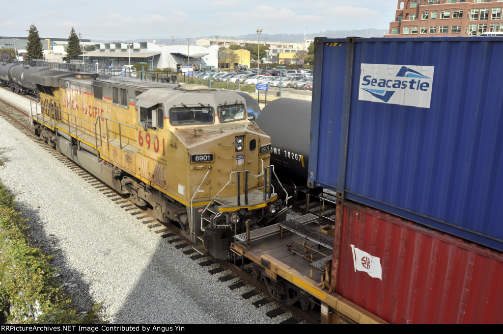 UP 6901 pushing an intermodel train to Port of Oakland